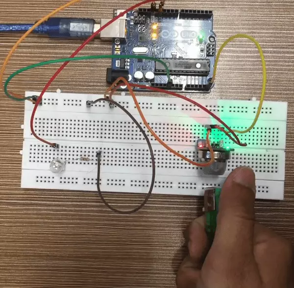 Si të ndërlidhni sensorin e tymit (MQ-2) me Arduino Uno 7991_8