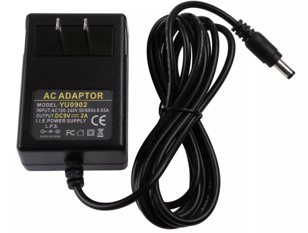 Gambar sing ngemot elektronik, adaptor, kabel, pangisi daya Katrangan digawe kanthi otomatis